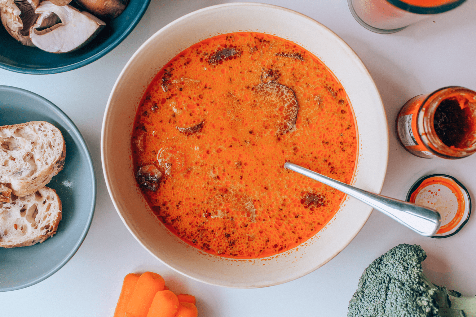 Opskrift på Thailandsk red curry kyllingesuppe - Rejsebloggen ...